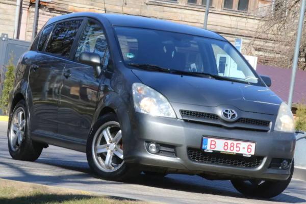 Grey Toyota Corolla Verso 2007 in Riga, with an engine capacity of 2.20 L and mileage of 383 thousand km for 1690 €, photo 3 on AUTOMOTO.COM.LV