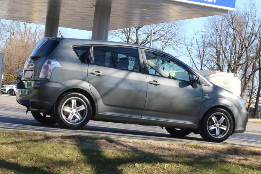 Pelēks Toyota Corolla Verso 2007 Rīga, ar dzinēja tilpumu 2.20 L un nobraukumu 383 tūkst. km par 1690 €, foto 7 vietnē AUTOMOTO.COM.LV