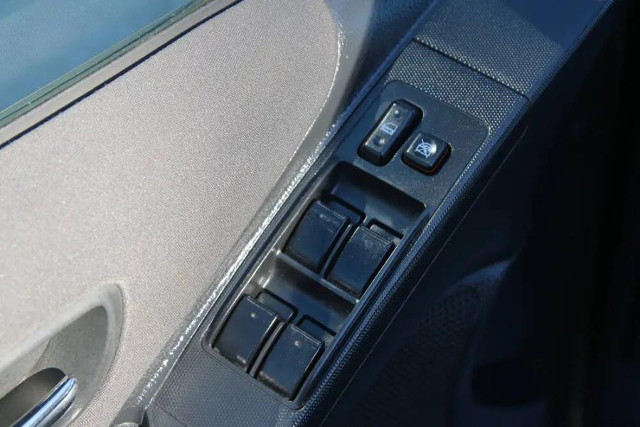 Pelēks Toyota Corolla Verso 2007 Rīga, ar dzinēja tilpumu 2.20 L un nobraukumu 383 tūkst. km par 1690 €, foto 9 vietnē AUTOMOTO.COM.LV