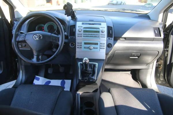 Grey Toyota Corolla Verso 2007 in Riga, with an engine capacity of 2.20 L and mileage of 383 thousand km for 1690 €, photo 10 on AUTOMOTO.COM.LV
