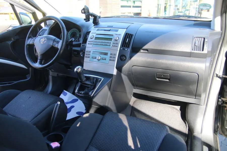 Pelēks Toyota Corolla Verso 2007 Rīga, ar dzinēja tilpumu 2.20 L un nobraukumu 383 tūkst. km par 1690 €, foto 13 vietnē AUTOMOTO.COM.LV