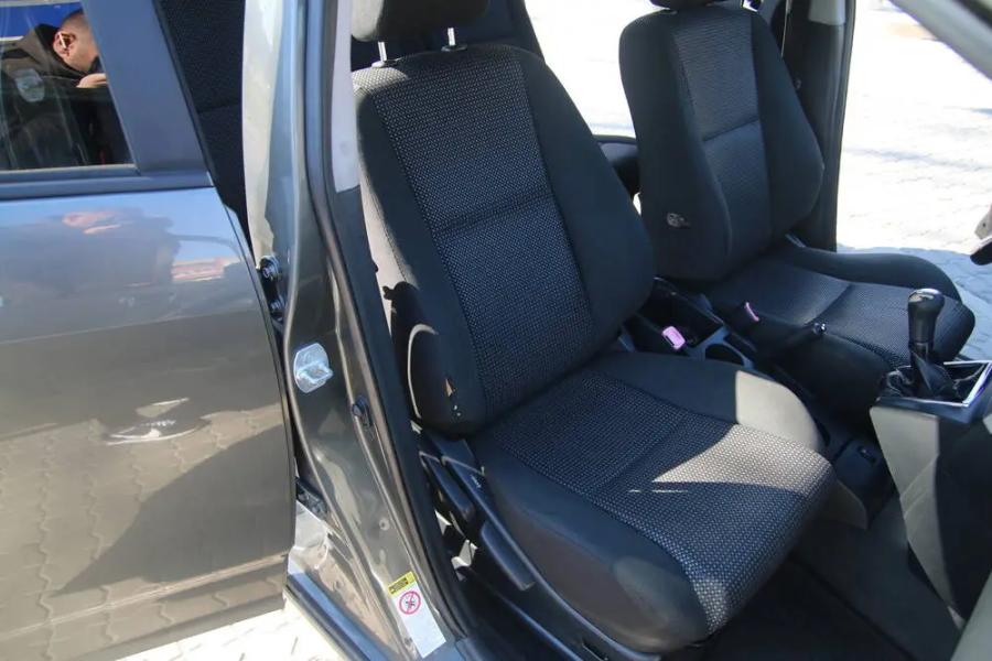 Pelēks Toyota Corolla Verso 2007 Rīga, ar dzinēja tilpumu 2.20 L un nobraukumu 383 tūkst. km par 1690 €, foto 15 vietnē AUTOMOTO.COM.LV