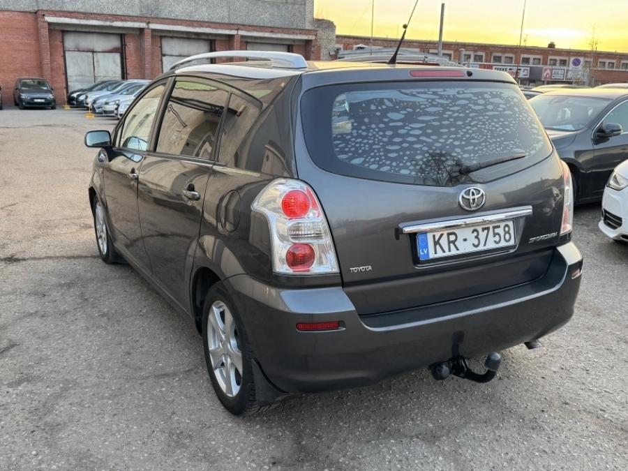 Pelēks Toyota Corolla Verso 2007 Rīga, ar dzinēja tilpumu 2.20 L un nobraukumu 361 tūkst. km par 2180 €, foto 3 vietnē AUTOMOTO.COM.LV