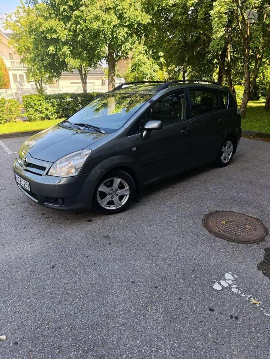 Grey Toyota Corolla Verso 2007 in Panevezys, with an engine capacity of 2.23 L and mileage of 375 thousand km for 2000 €, photo 4 on AUTOMOTO.COM.LV