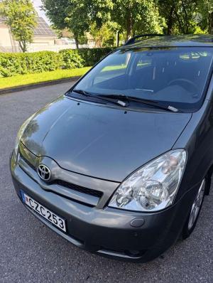 Grey Toyota Corolla Verso 2007 in Panevezys, with an engine capacity of 2.23 L and mileage of 375 thousand km for 2000 €, photo 9 on AUTOMOTO.COM.LV