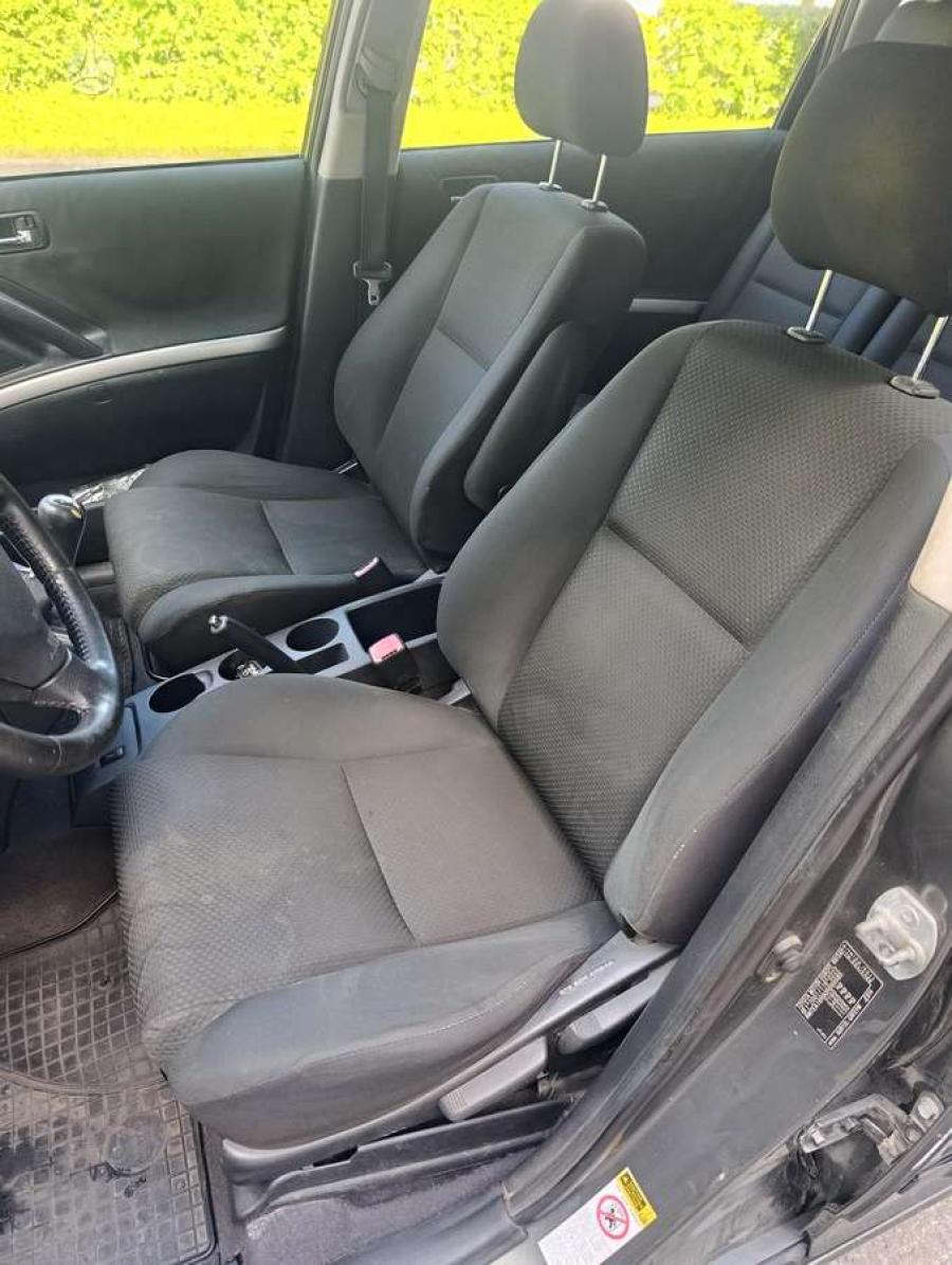 Grey Toyota Corolla Verso 2007 in Panevezys, with an engine capacity of 2.23 L and mileage of 375 thousand km for 2000 €, photo 15 on AUTOMOTO.COM.LV