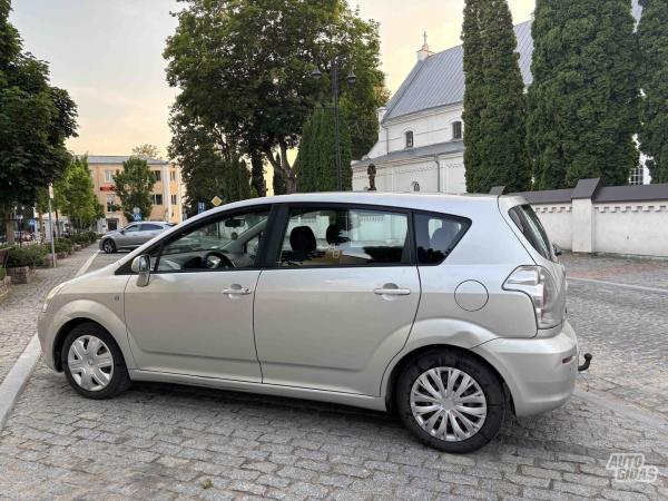 Pelēks Toyota Corolla Verso 2007 Viļņa, ar dzinēja tilpumu 2.20 L un nobraukumu 274 tūkst. km par 2750 €, foto 1 vietnē AUTOMOTO.COM.LV