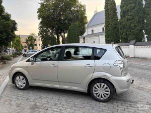 Pelēks Toyota Corolla Verso 2007 Viļņa, ar dzinēja tilpumu 2.20 L un nobraukumu 274 tūkst. km par 2750 €, foto  vietnē AUTOMOTO.COM.LV