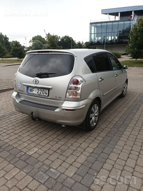 Pelēks Toyota Corolla Verso 2007 Rēzekne, ar dzinēja tilpumu 2.20 L un nobraukumu 364 tūkst. km par 2500 €, foto 6 vietnē AUTOMOTO.COM.LV