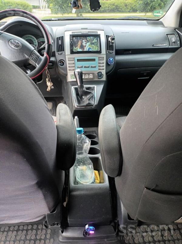 Pelēks Toyota Corolla Verso 2007 Rēzekne, ar dzinēja tilpumu 2.20 L un nobraukumu 364 tūkst. km par 2500 €, foto 10 vietnē AUTOMOTO.COM.LV