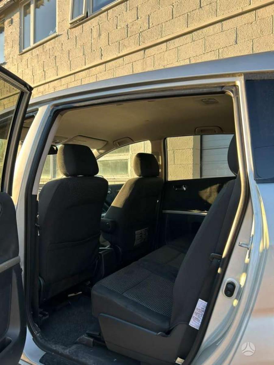 Pelēks Toyota Corolla Verso 2007 Šilutė, ar dzinēja tilpumu 2.20 L un nobraukumu 314 tūkst. km par 2200 €, foto 3 vietnē AUTOMOTO.COM.LV