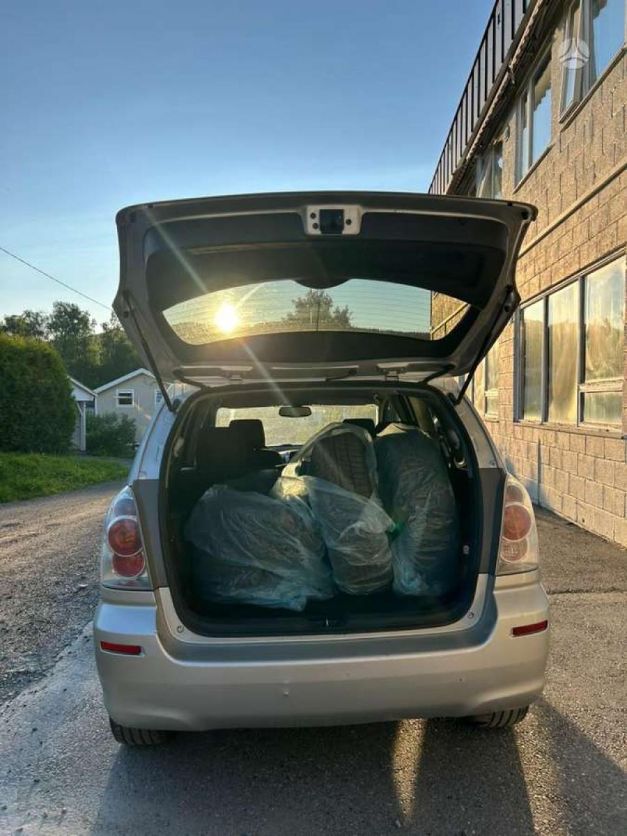 Pelēks Toyota Corolla Verso 2007 Šilutė, ar dzinēja tilpumu 2.20 L un nobraukumu 314 tūkst. km par 2200 €, foto 9 vietnē AUTOMOTO.COM.LV