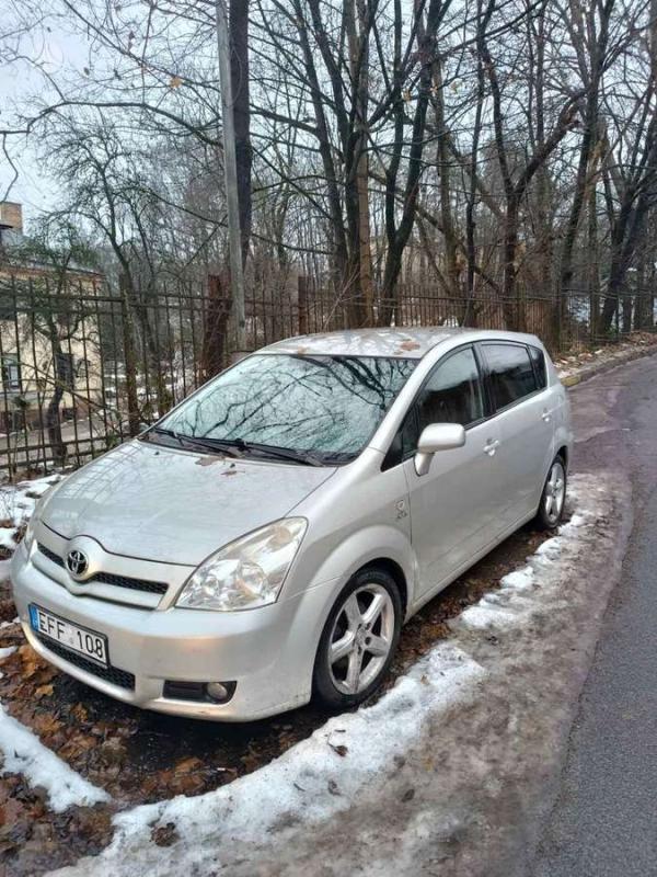 Pelēks Toyota Corolla Verso 2007 Viļņa, ar dzinēja tilpumu 2.20 L un nobraukumu 220 tūkst. km par 2100 €, foto 1 vietnē AUTOMOTO.COM.LV