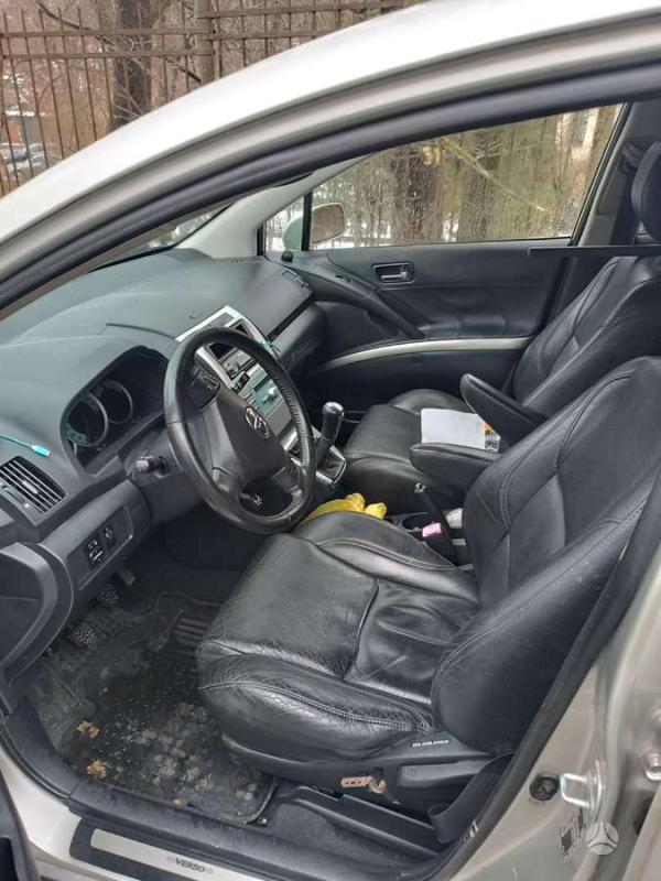 Pelēks Toyota Corolla Verso 2007 Viļņa, ar dzinēja tilpumu 2.20 L un nobraukumu 220 tūkst. km par 2100 €, foto 5 vietnē AUTOMOTO.COM.LV