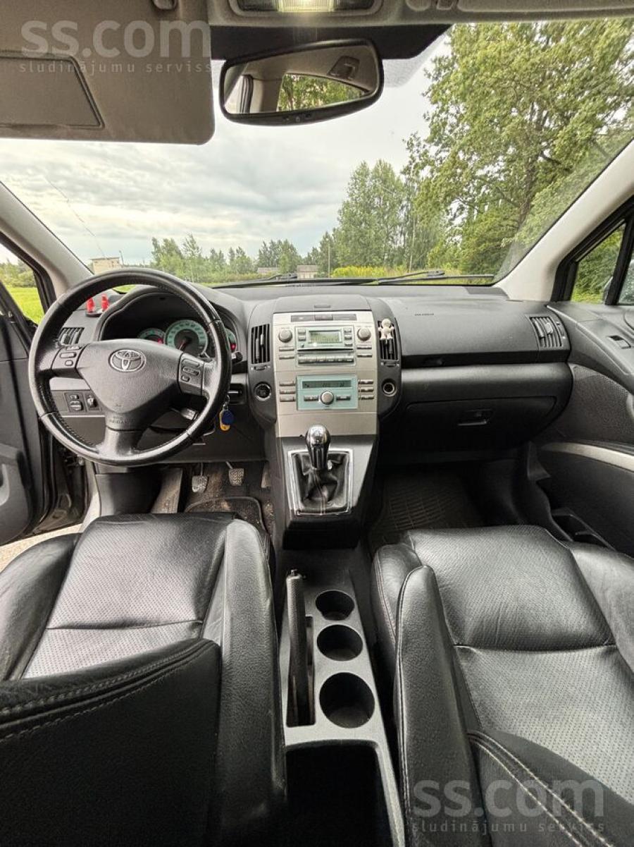 Pelēks Toyota Corolla Verso 2007 Preiļi, ar dzinēja tilpumu 2.20 L un nobraukumu 268 tūkst. km par 1800 €, foto 12 vietnē AUTOMOTO.COM.LV