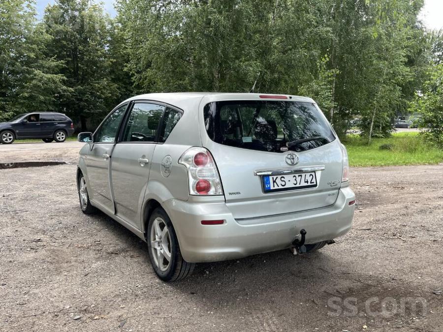 Pelēks Toyota Corolla Verso 2007 Rīga, ar dzinēja tilpumu 2.20 L un nobraukumu 304 tūkst. km par 1390 €, foto 5 vietnē AUTOMOTO.COM.LV