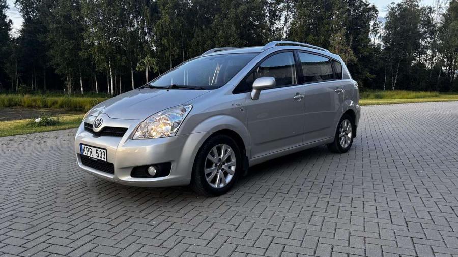Grey Toyota Corolla Verso 2007 in Utena, with an engine capacity of 2.23 L and mileage of 152 thousand km for 3500 €, photo 1 on AUTOMOTO.COM.LV