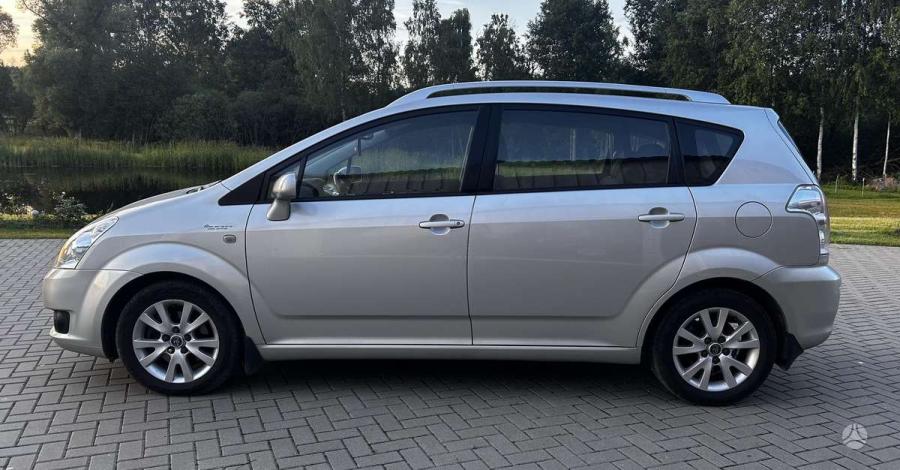 Grey Toyota Corolla Verso 2007 in Utena, with an engine capacity of 2.23 L and mileage of 152 thousand km for 3500 €, photo 9 on AUTOMOTO.COM.LV