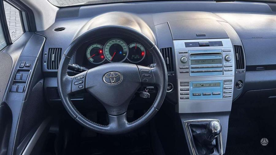 Grey Toyota Corolla Verso 2007 in Utena, with an engine capacity of 2.23 L and mileage of 152 thousand km for 3500 €, photo 13 on AUTOMOTO.COM.LV