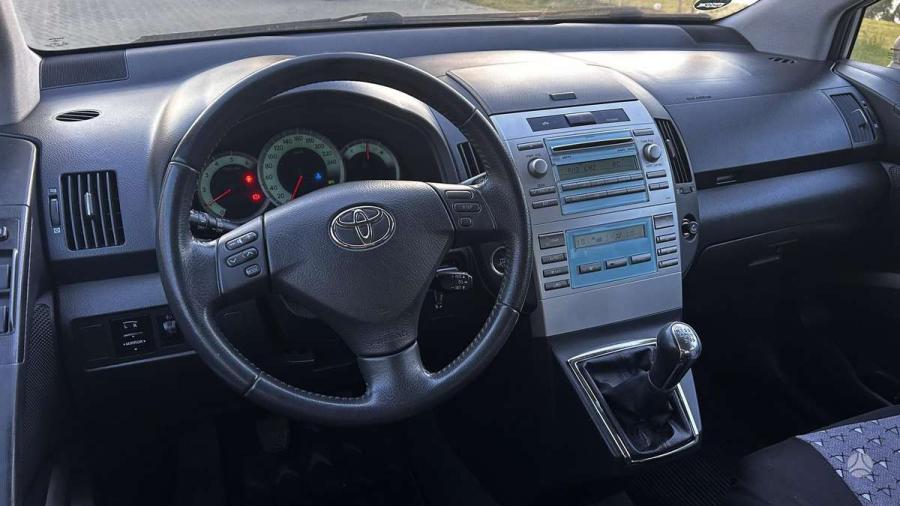 Grey Toyota Corolla Verso 2007 in Utena, with an engine capacity of 2.23 L and mileage of 152 thousand km for 3500 €, photo 14 on AUTOMOTO.COM.LV