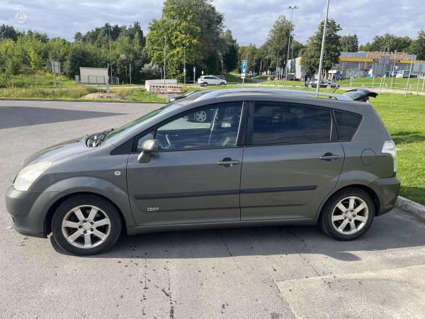 Pelēks Toyota Corolla Verso 2007 Viļņa, ar dzinēja tilpumu 2.23 L un nobraukumu 40 tūkst. km par 1800 €, foto 1 vietnē AUTOMOTO.COM.LV