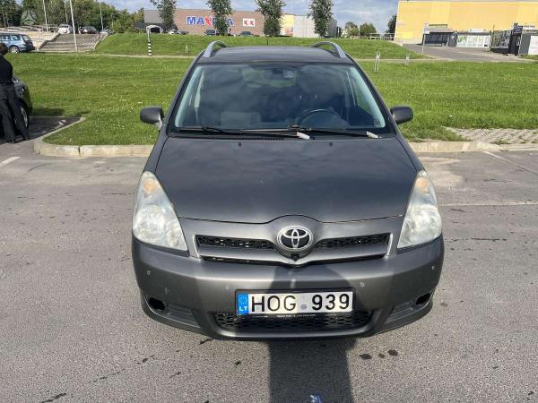 Pelēks Toyota Corolla Verso 2007 Viļņa, ar dzinēja tilpumu 2.23 L un nobraukumu 40 tūkst. km par 1800 €, foto 5 vietnē AUTOMOTO.COM.LV