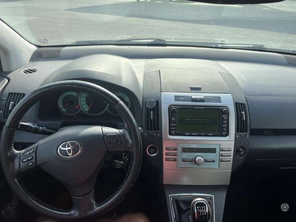 Pelēks Toyota Corolla Verso 2007 Viļņa, ar dzinēja tilpumu 2.23 L un nobraukumu 40 tūkst. km par 1800 €, foto 8 vietnē AUTOMOTO.COM.LV