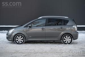 Pelēks Toyota Corolla Verso 2007 Rīga, ar dzinēja tilpumu 2.20 L un nobraukumu 255 tūkst. km par 1700 €, foto  vietnē AUTOMOTO.COM.LV
