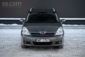 Pelēks Toyota Corolla Verso 2007 Rīga, ar dzinēja tilpumu 2.20 L un nobraukumu 255 tūkst. km par 1700 €, foto 3 vietnē AUTOMOTO.COM.LV