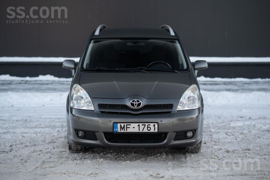 Pelēks Toyota Corolla Verso 2007 Rīga, ar dzinēja tilpumu 2.20 L un nobraukumu 255 tūkst. km par 1700 €, foto 3 vietnē AUTOMOTO.COM.LV