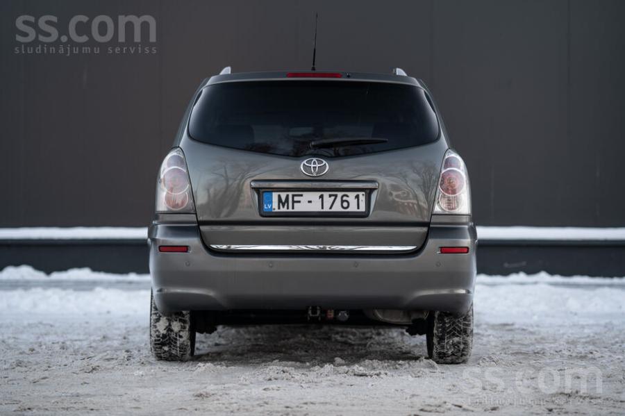 Pelēks Toyota Corolla Verso 2007 Rīga, ar dzinēja tilpumu 2.20 L un nobraukumu 255 tūkst. km par 1700 €, foto 5 vietnē AUTOMOTO.COM.LV