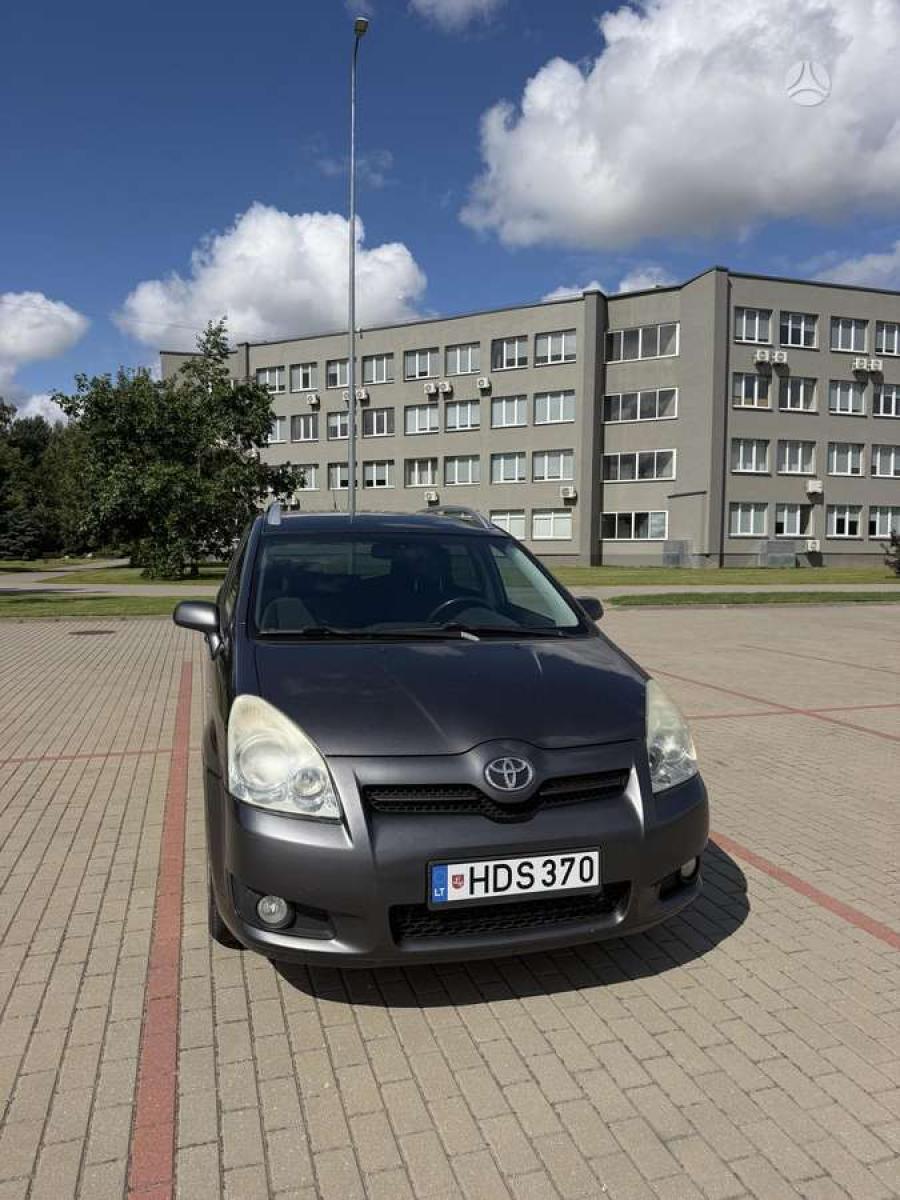 Pelēks Toyota Corolla Verso 2007 Kauņa, ar dzinēja tilpumu 2.23 L un nobraukumu 349 tūkst. km par 2300 €, foto 1 vietnē AUTOMOTO.COM.LV