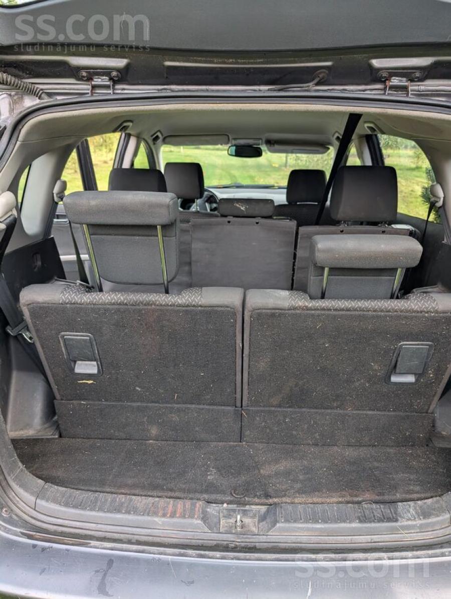 Pelēks Toyota Corolla Verso 2007 Ogre, ar dzinēja tilpumu 2.20 L un nobraukumu 303 tūkst. km par 1200 €, foto 7 vietnē AUTOMOTO.COM.LV