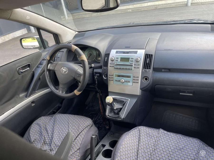Pelēks Toyota Corolla Verso 2007 Kauņa, ar dzinēja tilpumu 2.23 L un nobraukumu 407 tūkst. km par 1650 €, foto 6 vietnē AUTOMOTO.COM.LV