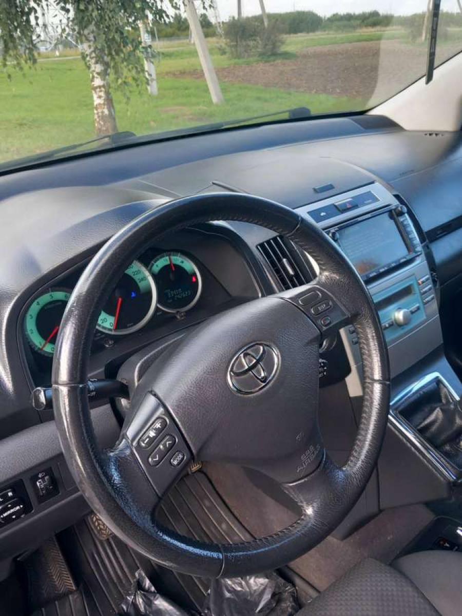 Grey Toyota Corolla Verso 2007 in Kursenai, with an engine capacity of 2.23 L and mileage of 242 thousand km for 2700 €, photo 8 on AUTOMOTO.COM.LV