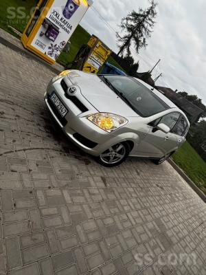 Pelēks Toyota Corolla Verso 2007 Rēzekne, ar dzinēja tilpumu 2.20 L un nobraukumu 340 tūkst. km par 1100 €, foto  vietnē AUTOMOTO.COM.LV