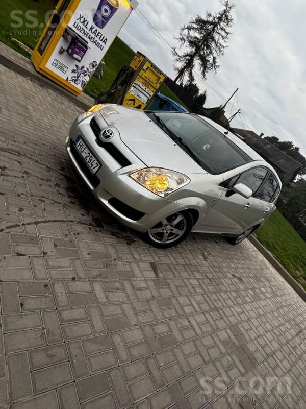 Pelēks Toyota Corolla Verso 2007 Rēzekne, ar dzinēja tilpumu 2.20 L un nobraukumu 340 tūkst. km par 1100 €, foto 1 vietnē AUTOMOTO.COM.LV
