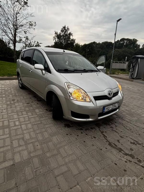 Pelēks Toyota Corolla Verso 2007 Rēzekne, ar dzinēja tilpumu 2.20 L un nobraukumu 340 tūkst. km par 1100 €, foto 3 vietnē AUTOMOTO.COM.LV