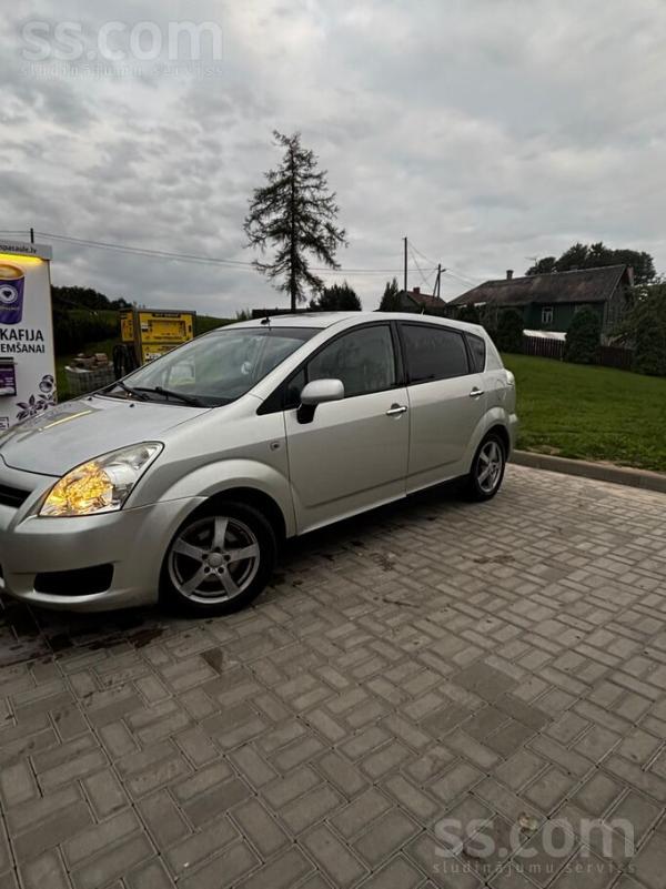 Pelēks Toyota Corolla Verso 2007 Rēzekne, ar dzinēja tilpumu 2.20 L un nobraukumu 340 tūkst. km par 1100 €, foto 4 vietnē AUTOMOTO.COM.LV