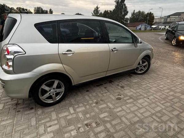 Pelēks Toyota Corolla Verso 2007 Rēzekne, ar dzinēja tilpumu 2.20 L un nobraukumu 340 tūkst. km par 1100 €, foto 5 vietnē AUTOMOTO.COM.LV