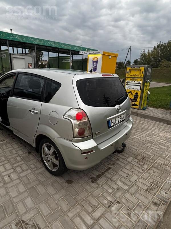 Pelēks Toyota Corolla Verso 2007 Rēzekne, ar dzinēja tilpumu 2.20 L un nobraukumu 340 tūkst. km par 1100 €, foto 7 vietnē AUTOMOTO.COM.LV