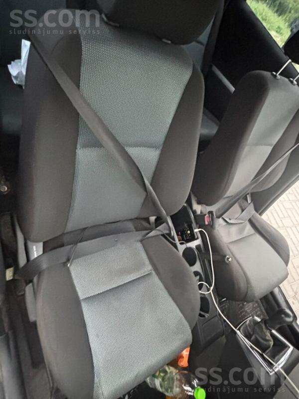 Pelēks Toyota Corolla Verso 2007 Rēzekne, ar dzinēja tilpumu 2.20 L un nobraukumu 340 tūkst. km par 1100 €, foto 9 vietnē AUTOMOTO.COM.LV
