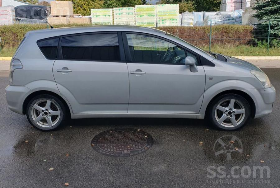 Grey Toyota Corolla Verso 2007 in Jelgava, with an engine capacity of 2.20 L and mileage of 292 thousand km for 1450 €, photo 5 on AUTOMOTO.COM.LV