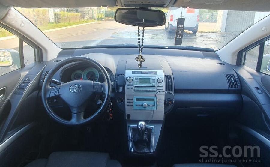 Grey Toyota Corolla Verso 2007 in Jelgava, with an engine capacity of 2.20 L and mileage of 292 thousand km for 1450 €, photo 9 on AUTOMOTO.COM.LV