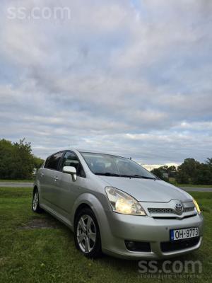 Grey Toyota Corolla Verso 2007 in Dobele, with an engine capacity of 2.20 L and mileage of 354 thousand km for 2700 €, photo 3 on AUTOMOTO.COM.LV