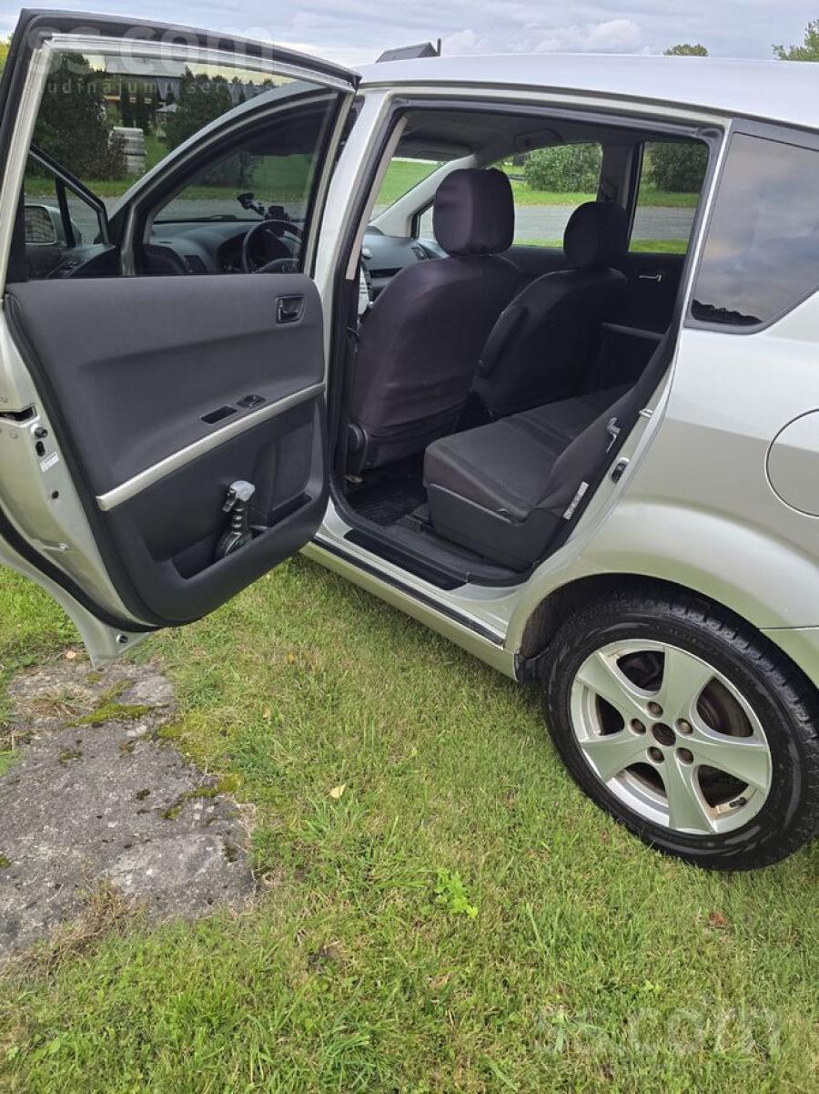 Grey Toyota Corolla Verso 2007 in Dobele, with an engine capacity of 2.20 L and mileage of 354 thousand km for 2700 €, photo 8 on AUTOMOTO.COM.LV