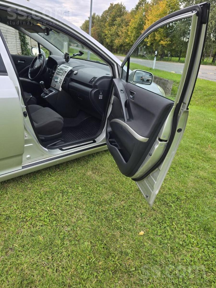Pelēks Toyota Corolla Verso 2007 Dobele, ar dzinēja tilpumu 2.20 L un nobraukumu 354 tūkst. km par 2700 €, foto 9 vietnē AUTOMOTO.COM.LV