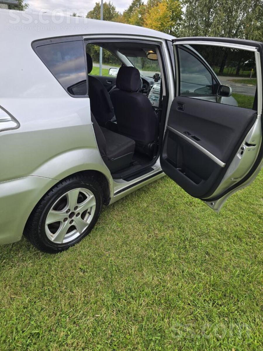 Pelēks Toyota Corolla Verso 2007 Dobele, ar dzinēja tilpumu 2.20 L un nobraukumu 354 tūkst. km par 2700 €, foto 10 vietnē AUTOMOTO.COM.LV