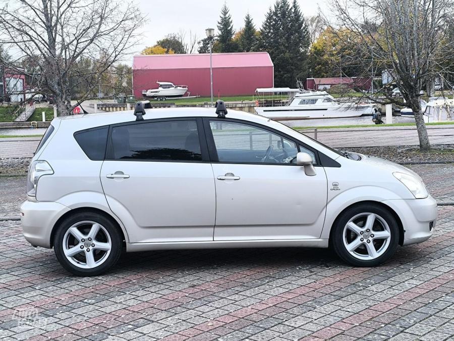 Pelēks Toyota Corolla Verso 2007 Šilutė, ar dzinēja tilpumu 2.20 L un nobraukumu 240 tūkst. km par 1999 €, foto 3 vietnē AUTOMOTO.COM.LV