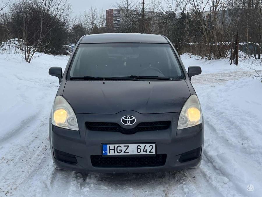 Pelēks Toyota Corolla Verso 2008 Viļņa, ar dzinēja tilpumu 2.23 L un nobraukumu 359 tūkst. km par 1950 €, foto 3 vietnē AUTOMOTO.COM.LV